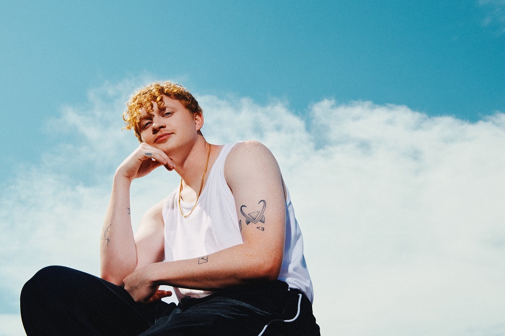 ナッシュビル発、ポップ・ロック・アーティストKnox（ノックス）、ルームランナーのように堂々巡りな恋愛を歌う、新曲「Treadmill」を ...